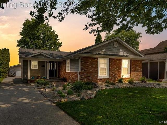 39510 Lakeshore Dr, Harrison Township, MI 48045
