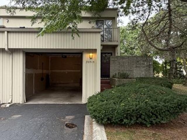 39515 Country Ln Unit 8, Novi, MI 48375