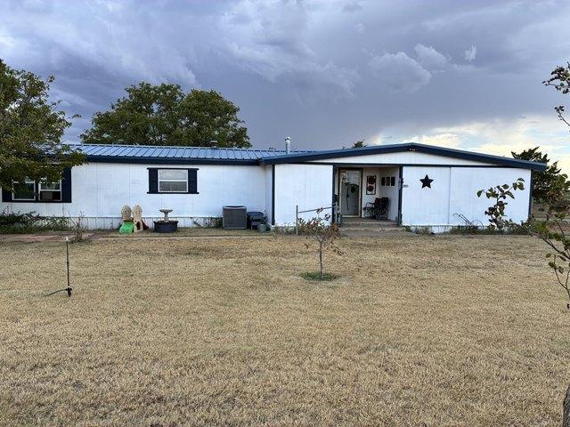 3951 Sunrise Ln, Levelland, TX 79336