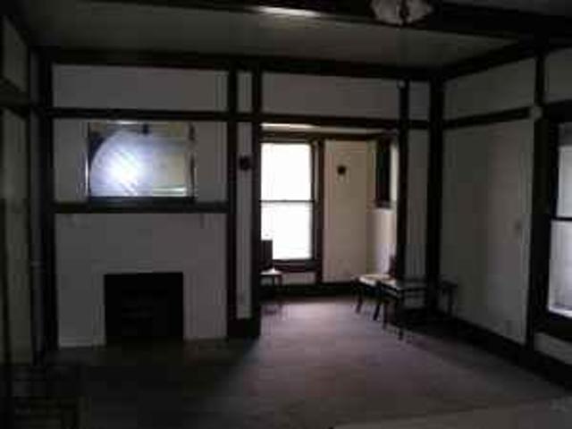 $395 / 1br Spacious N. Court & Whitman map
