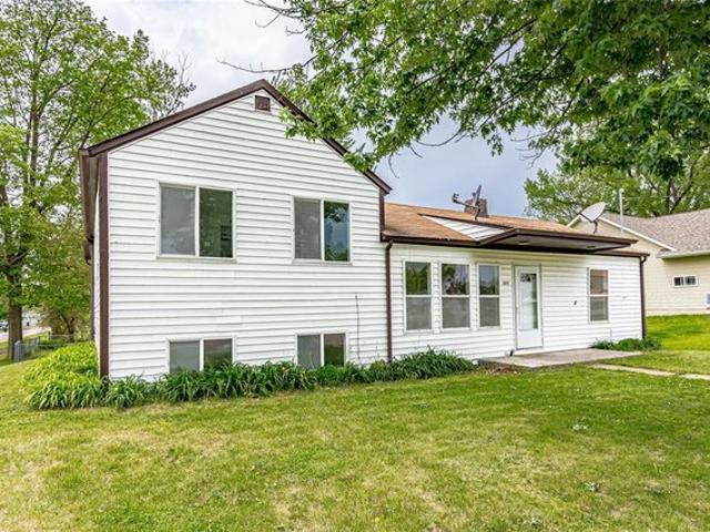 395 S Troy Rd, Robins, IA 52328