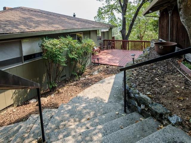 395 Riverview Dr, Auburn, CA 95603