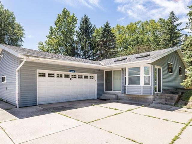 3974 Woodview Dr, Vadnais Heights, MN 55127