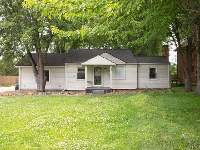 39751 Sylvia St, Harrison Township, MI 48045