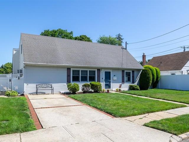 3977 Baylis Rd, Seaford, NY 11783