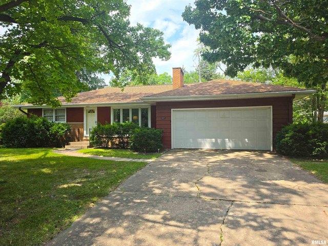 3971 N Brookside Dr, Peoria, IL 61615