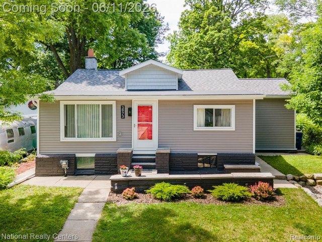 3973 Oak Knoll Rd, Waterford Township, MI 48328