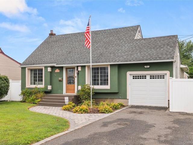 397 Buffalo Ave, Lindenhurst, NY 11757