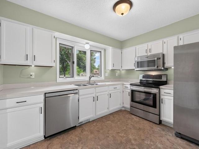 3984 Orchid Ln N, Plymouth, MN 55446