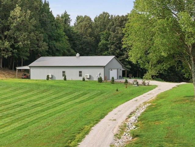 3981 Ronnie Lake Rd, Utica, KY 42376