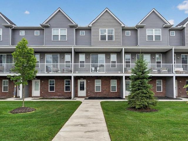 3981 Trailway Commons Cir, Auburn Heights, MI 48326