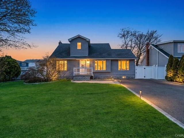 398 33rd St, Lindenhurst, NY 11757
