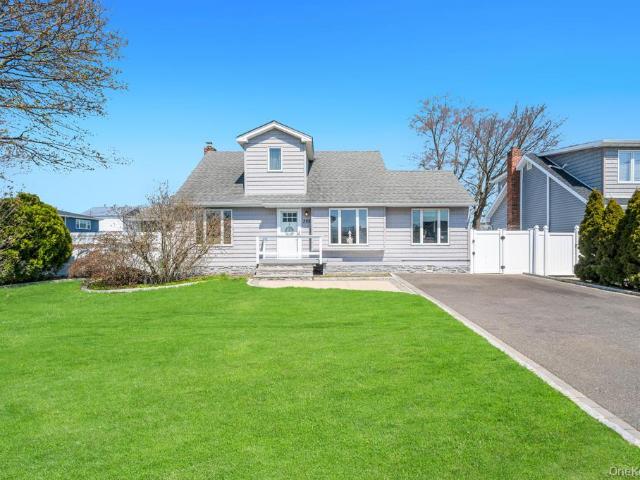 398 33rd St, Lindenhurst, NY 11757 | MLS #983970 | Compass