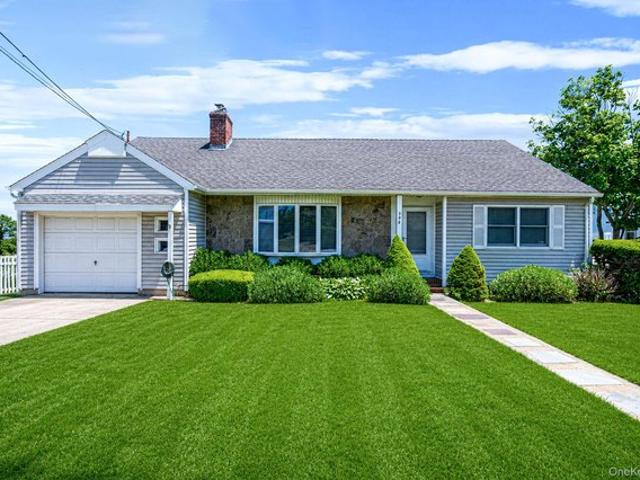398 Clocks Blvd, Massapequa, NY 11758