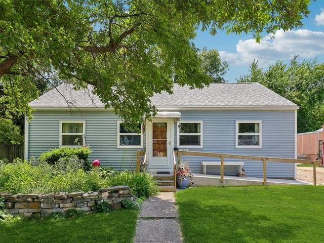 398 Pleasant View Dr, Des Moines, IA 50315