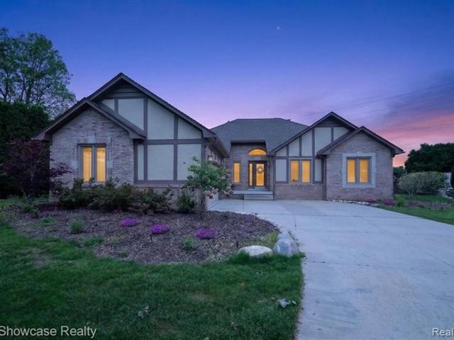 39995 Brylor Ct, Clinton Township, MI 48038
