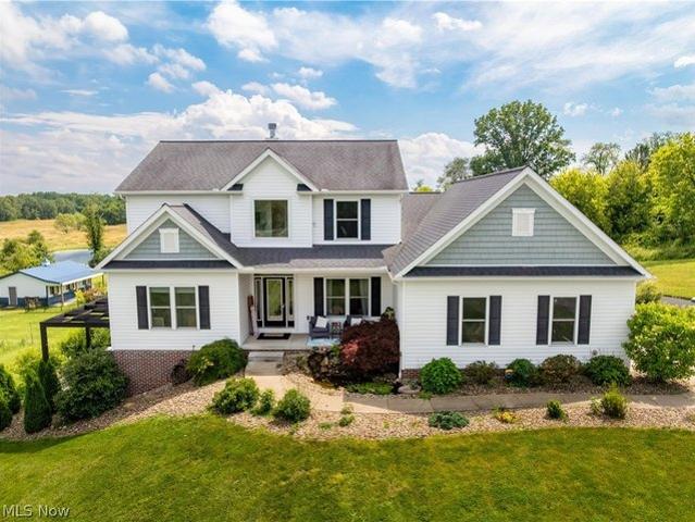 3990 Smith Kramer St NE, Hartville, OH 44632
