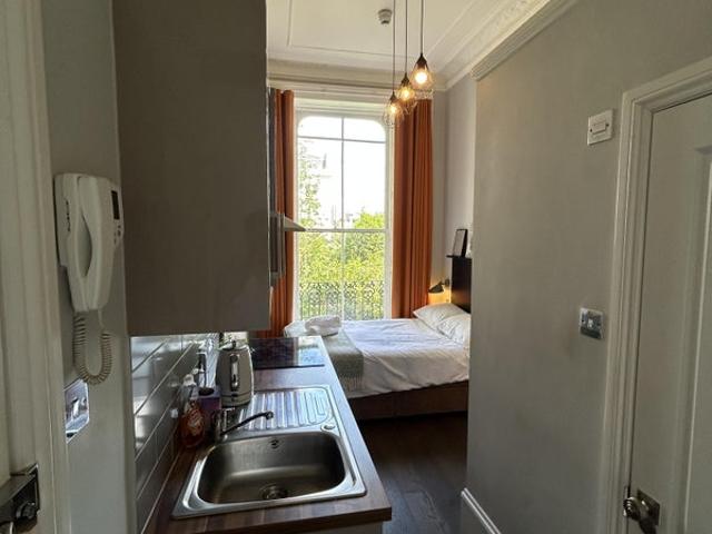 39 9 Leinster Square, W2