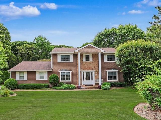 39 Tamara Ct, Melville, NY 11747