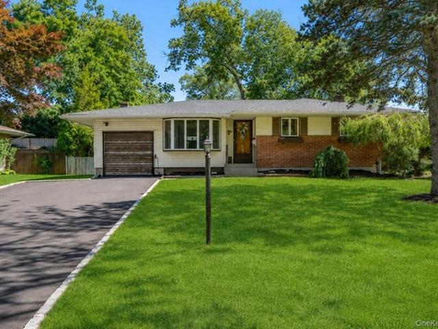 39 Tanglewood Dr, Smithtown, NY 11787