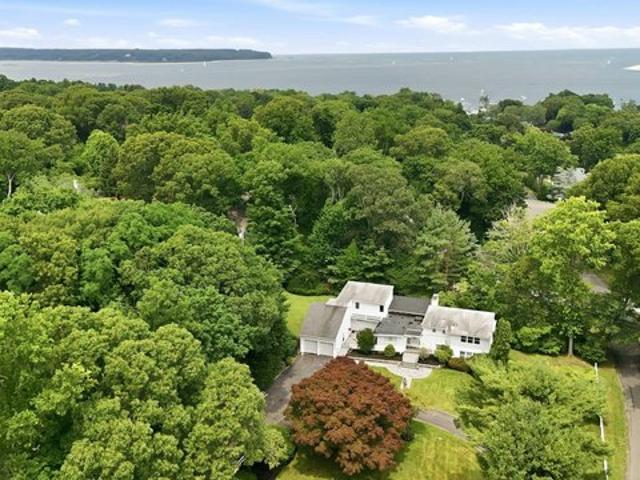 39 Upper Dr, Huntington Bay, NY 11743