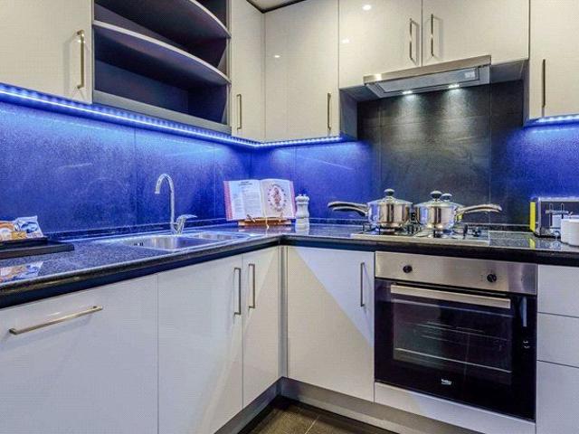 39 Westferry Circus, Canary Wharf, London E14, 2 bed flat to rent, £4,158 pcm | PrimeLocation