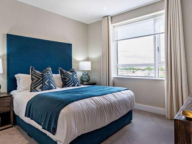 39 Westferry Circus, London E14 2 bed apartment to rent £4,013 pcm £926 pw