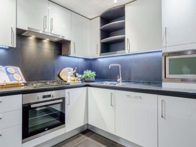 39 Westferry Circus, 39 Westferry. 2 bed apartment to rent £4,030 pcm £930 pw