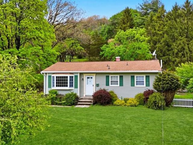39 Woodside Dr, Warwick, NY 10990