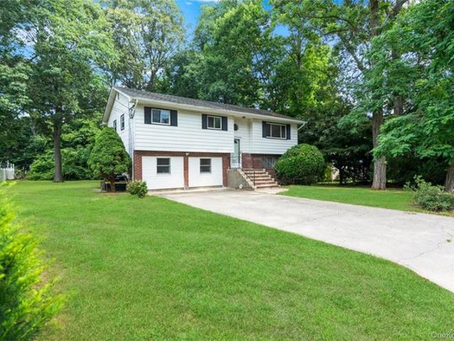 39 Wolfhollow Rd, Centereach, NY 11720