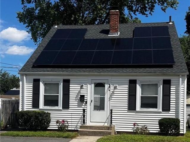 39 Wollaston St, Cranston, RI 02910