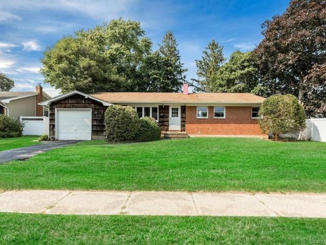 39 Alma St, Sayville, NY 11782