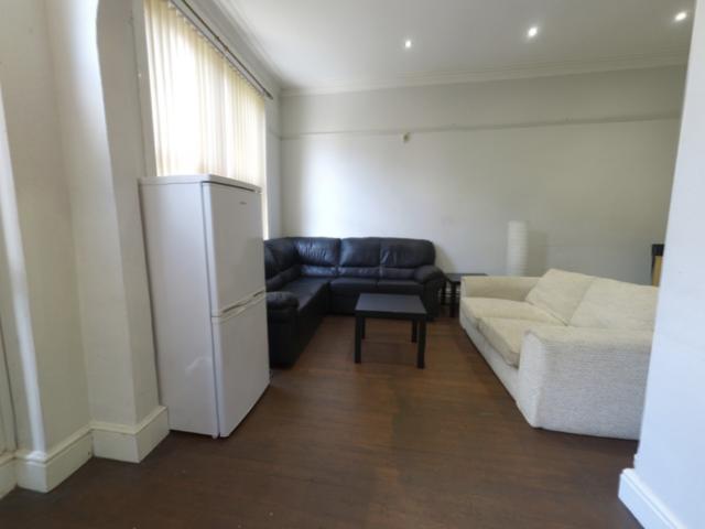 39 ASH GROVE, Leeds, LS6 1AX