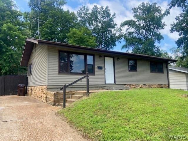 39 Bayview Dr, Ferguson, MO 63135