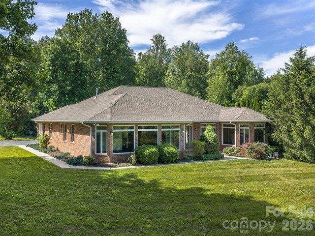 39 Beaumont Dr, Hendersonville, NC 28739