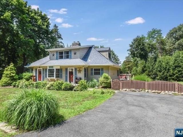 39 Circle Ave, Wayne, NJ 07470