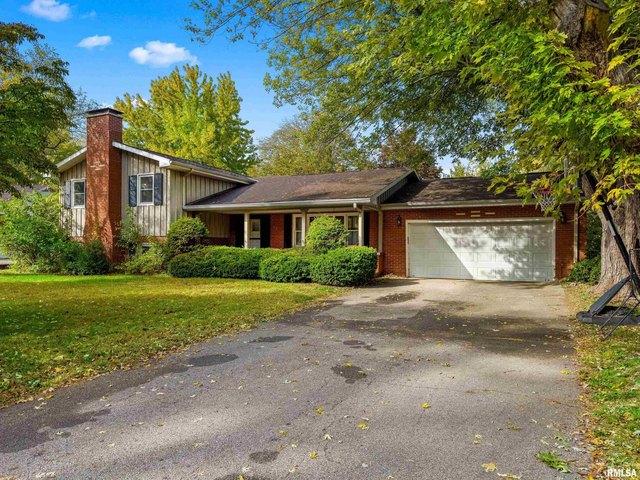 39 Circle Dr, Pekin, IL 61554