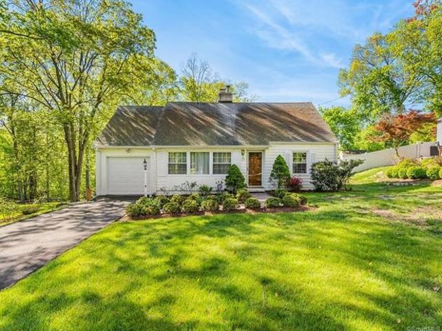 39 Clover Hill Dr, Stamford, CT 06902