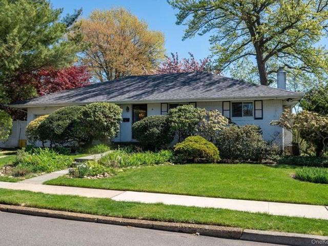 39 Deer Path Ln, Syosset, NY 11791