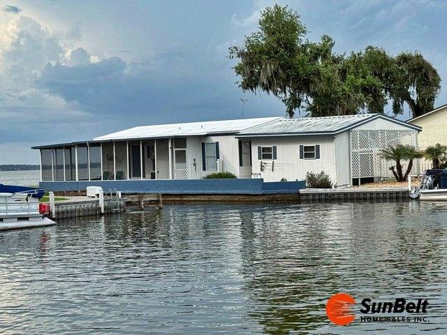 39 E Marina Dr, Tavares, FL 32778