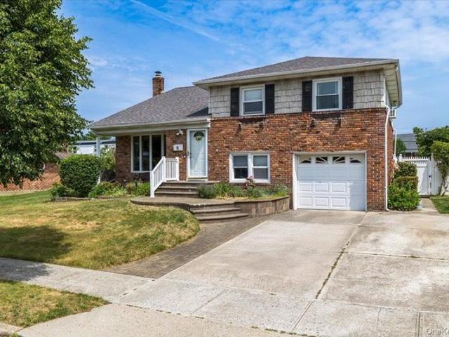 39 Grant St, Farmingdale, NY 11735