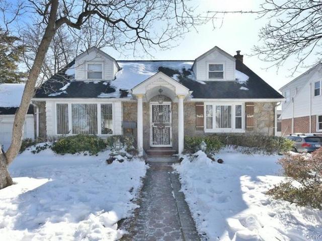 39 Greentree Rd, Mineola, NY 11501