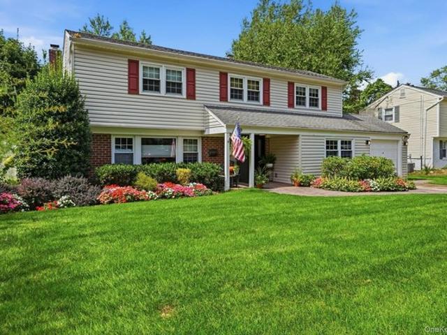 39 Harriet Ln, Huntington, NY 11743