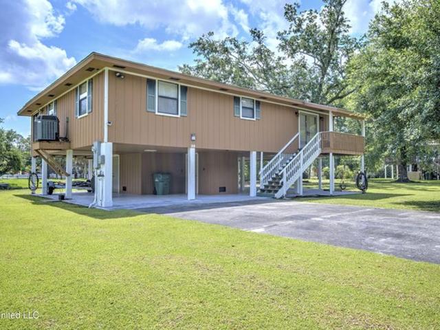39 Harrison Rd, Bay Saint Louis, MS 39520