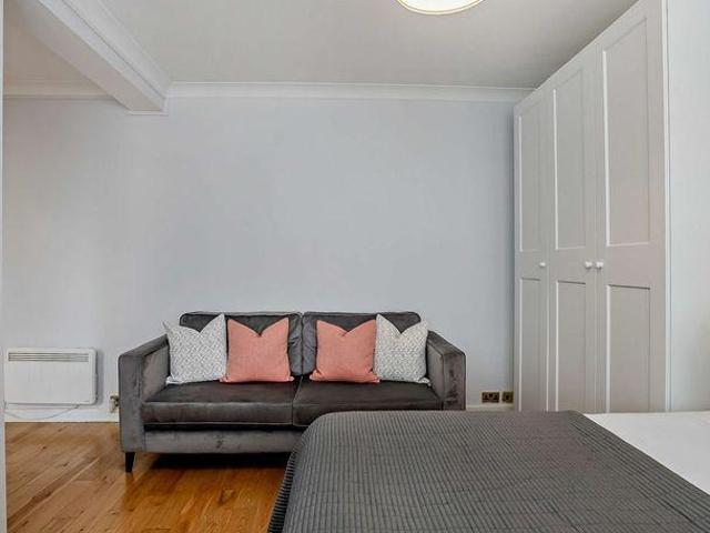 39 Hill Street, London W1J Studio to rent £2,730 pcm £630 pw