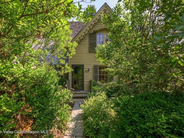 39 Hudson St, Kinderhook, NY 12106