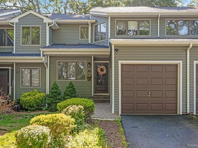 39 Jeremy Cir, Nesconset, NY 11767