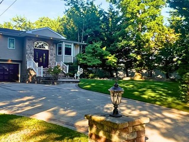 39 Kennedy Dr, Plainview, NY 11803