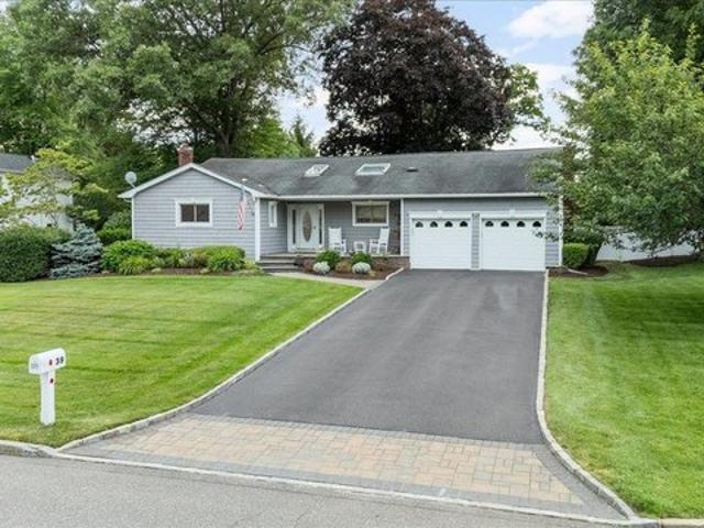 39 Merrivale Dr, Smithtown, NY 11787