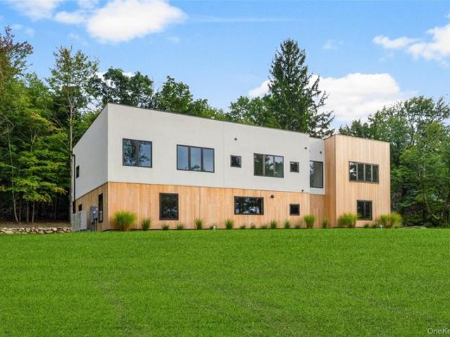 39 Mountain Ln, Beacon, NY 12508